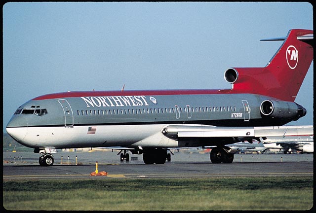 Airliners with rear-mounted engines vs. wing-mounted engines : aviation